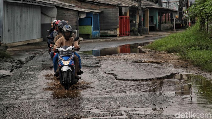 Tolong... Jalan Raya Pasar Babelan di Bekasi Rusak Parah