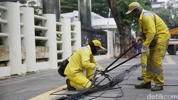 Jelang KTT ASEAN, Kabel Semrawut di Jalan Jenderal Sudirman Dirapikan
