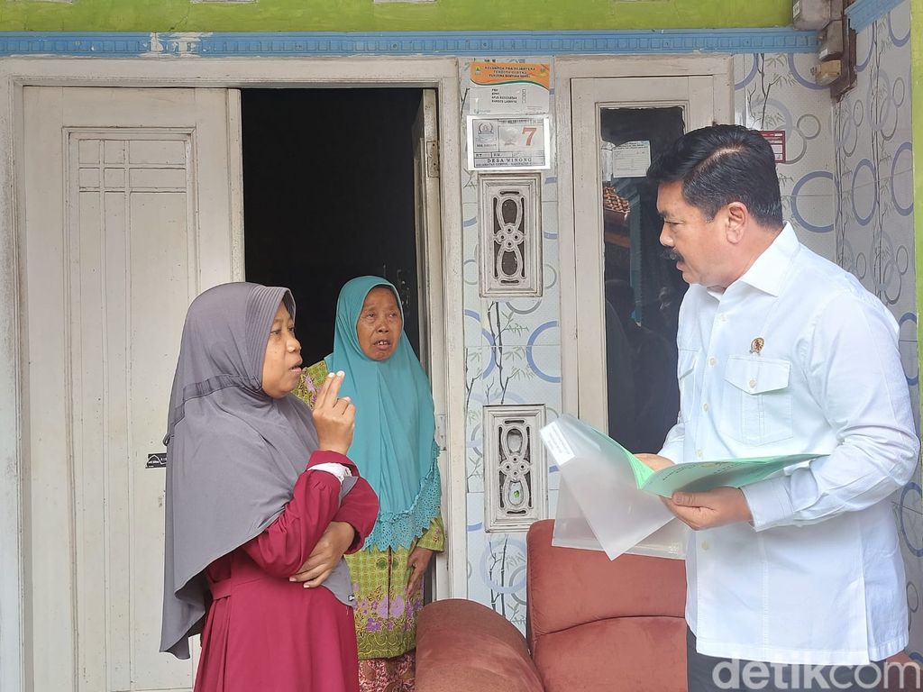 Blusukan ke Cirebon, Menteri ATR Door to Door Sebar Sertifikat Tanah Blusukan ke Cirebon, Menteri ATR Door to Door Sebar Sertifikat Tanah