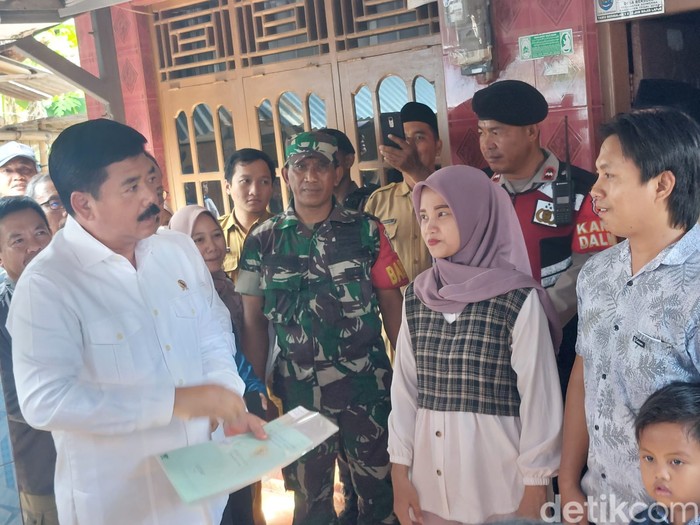 Pakai Hitam Putih, Ini Gaya Hadi Tjahjanto Blusukan dari Rumah ke Rumah Pakai Hitam Putih, Ini Gaya Hadi Tjahjanto Blusukan dari Rumah ke Rumah