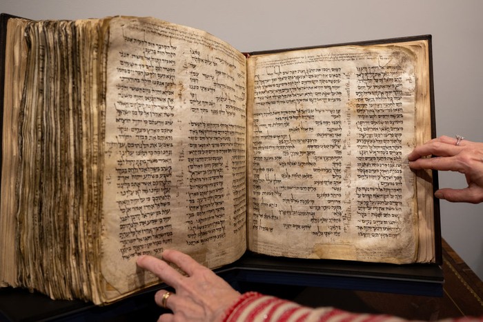 Penampakan Alkitab Ibrani Tertua Dipajang di New York