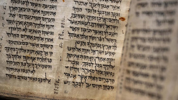 Potret Alkitab Ibrani Tertua di Dunia Mau Dilelang, Harganya Fantastis!