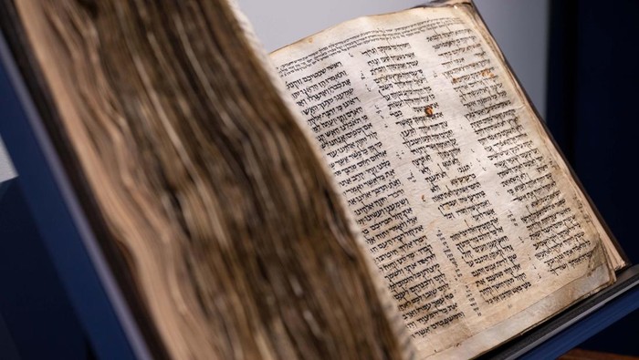 Potret Alkitab Ibrani Tertua di Dunia Mau Dilelang, Harganya Fantastis!