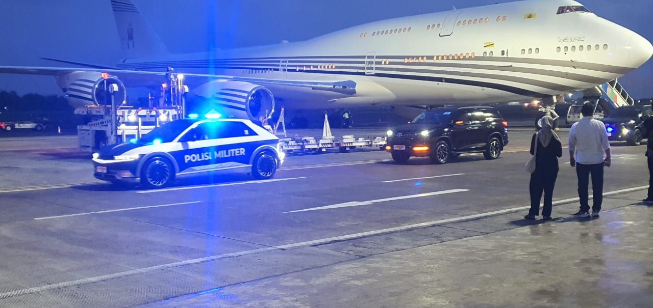 Pesawat Jumbo Sultan Brunei Parkir di Bali, Tepat di Sebelah Jokowi Pesawat Jumbo Sultan Brunei Parkir di Bali, Tepat di Sebelah Jokowi