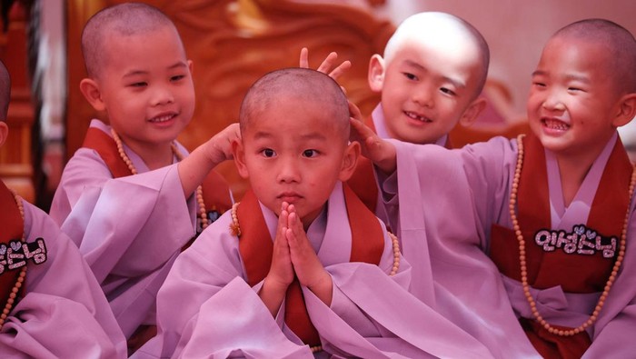 Gemasnya Biksu-biksu Cilik Saat Dicukur Gundul Jelang Waisak
