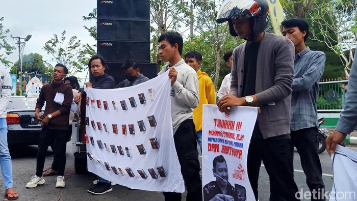 Demo Rokok Ilegal di Pamekasan, Massa Tuding Ada Kongkalikong Bea Cukai Demo Rokok Ilegal di Pamekasan, Massa Tuding Ada Kongkalikong Bea Cukai