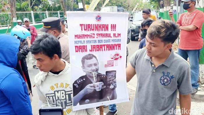 Demo Rokok Ilegal di Pamekasan Tuntut Kepala Bea Cukai Madura Dicopot Demo Rokok Ilegal di Pamekasan Tuntut Kepala Bea Cukai Madura Dicopot