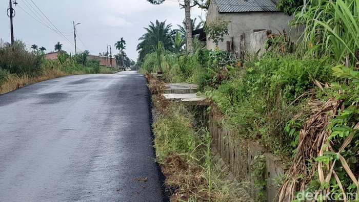 Penampakan Aspal Jalan di Medan yang Terkelupas Diinjak Kadis Bina Marga