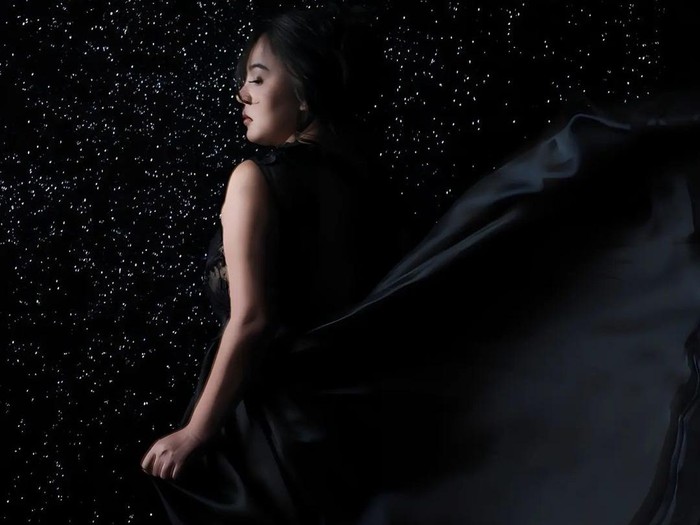 6 Potret Mawar Butterfly yang Disebut Mirip Ariel Tatum