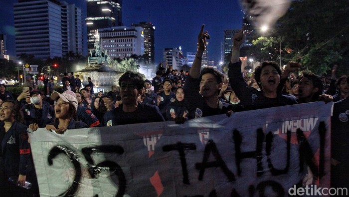 Aksi Mahasiswa Peringati 25 Tahun Tragedi 12 Mei Aksi Mahasiswa Peringati 25 Tahun Tragedi 12 Mei