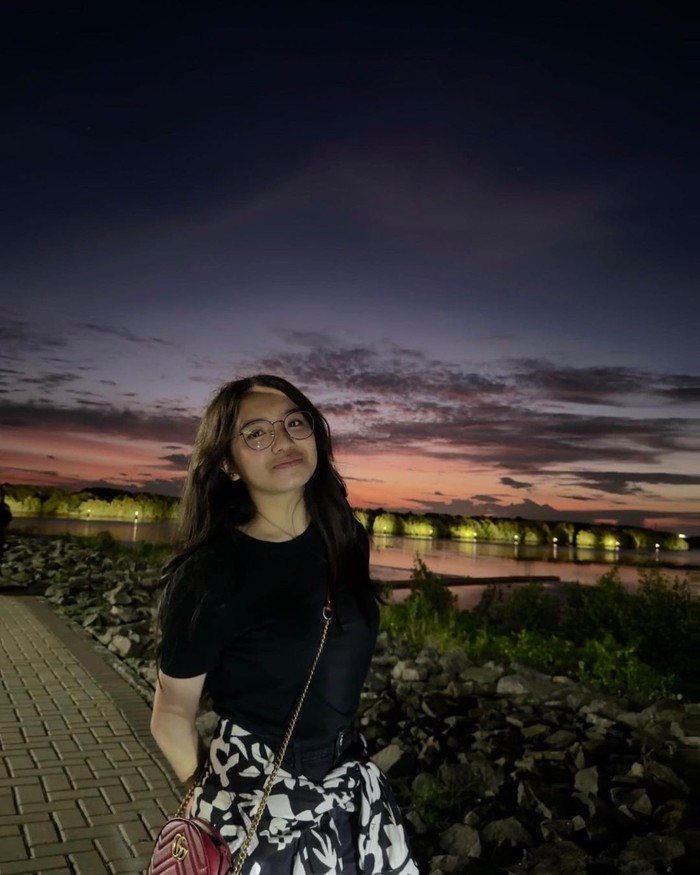 5 Potret Lovely Maria yang Kesal Dibilang Adik Angel Karamoy