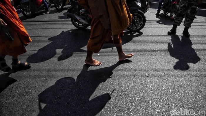 Perjuangan Puluhan Biksu Jalan Kaki dari Thailand ke Candi Borobudur Perjuangan Puluhan Biksu Jalan Kaki dari Thailand ke Candi Borobudur