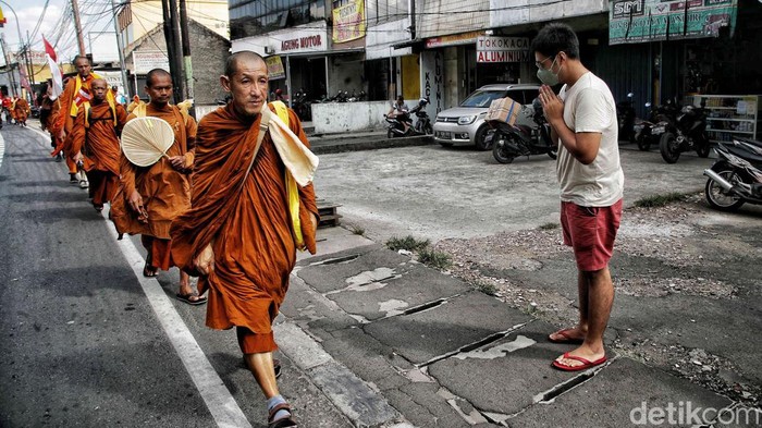 Perjuangan Puluhan Biksu Jalan Kaki dari Thailand ke Candi Borobudur Perjuangan Puluhan Biksu Jalan Kaki dari Thailand ke Candi Borobudur