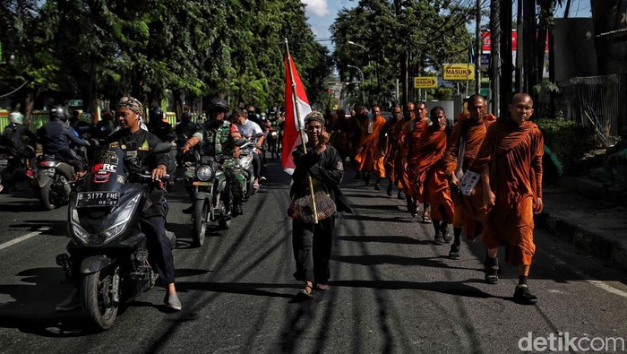 Perjuangan Puluhan Biksu Jalan Kaki dari Thailand ke Candi Borobudur Perjuangan Puluhan Biksu Jalan Kaki dari Thailand ke Candi Borobudur