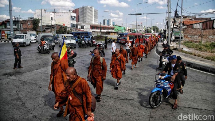 Perjuangan Puluhan Biksu Jalan Kaki dari Thailand ke Candi Borobudur Perjuangan Puluhan Biksu Jalan Kaki dari Thailand ke Candi Borobudur