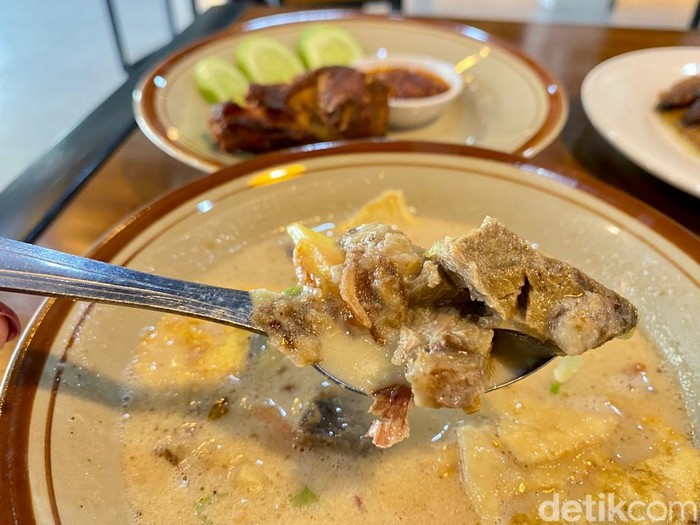 Gurih Hangat! Soto Betawi Kuah Susu Paling Legendaris di Pinangsia