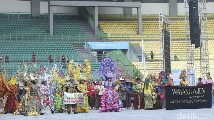 Meriahnya Pawai Budaya di CFD Bekasi Meriahnya Pawai Budaya di CFD Bekasi
