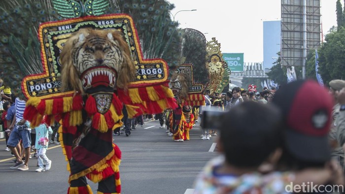 Meriahnya Pawai Budaya di CFD Bekasi Meriahnya Pawai Budaya di CFD Bekasi