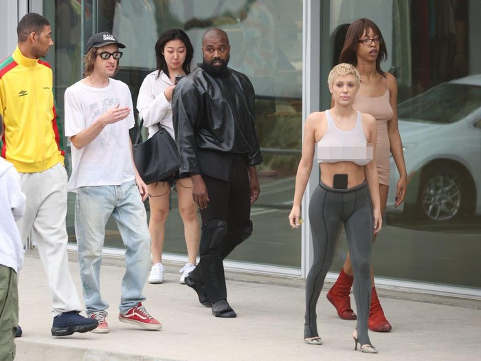 Gaya Baru Kanye West: Telanjang Kaki dan Dandani Istri Pakai Baju Nude Gaya Baru Kanye West: Telanjang Kaki dan Dandani Istri Pakai Baju Nude