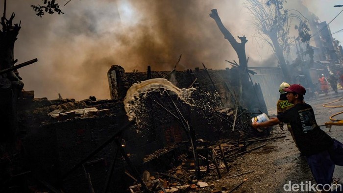 Kebakaran Hanguskan Bangunan di Jembatan Besi Jakbar