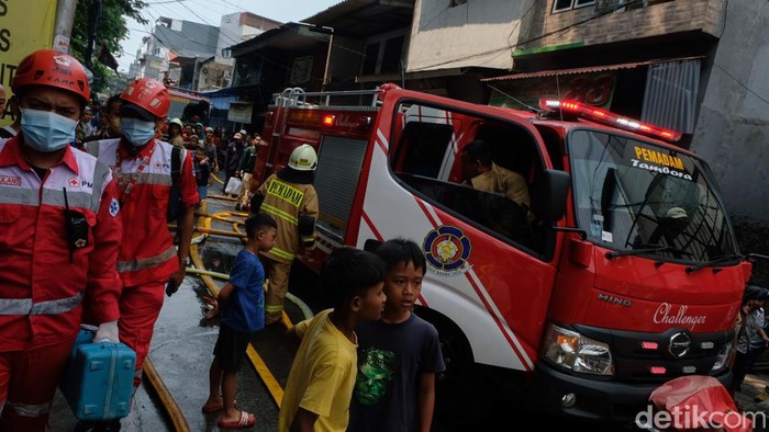 Kebakaran Hanguskan Bangunan di Jembatan Besi Jakbar