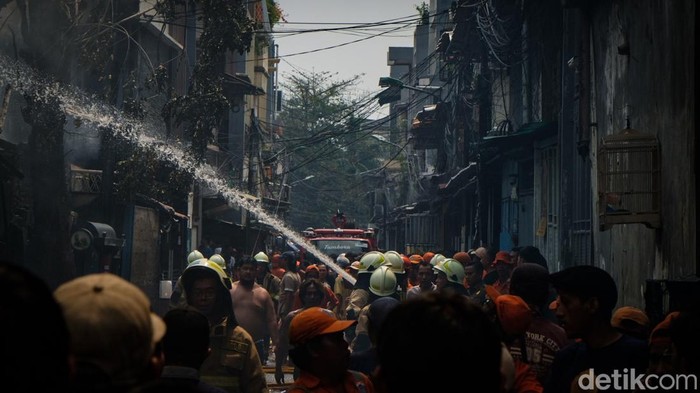 Kebakaran Hanguskan Bangunan di Jembatan Besi Jakbar