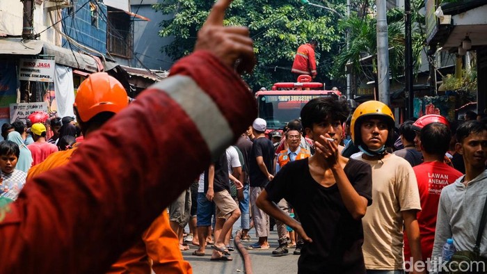 Kebakaran Hanguskan Bangunan di Jembatan Besi Jakbar
