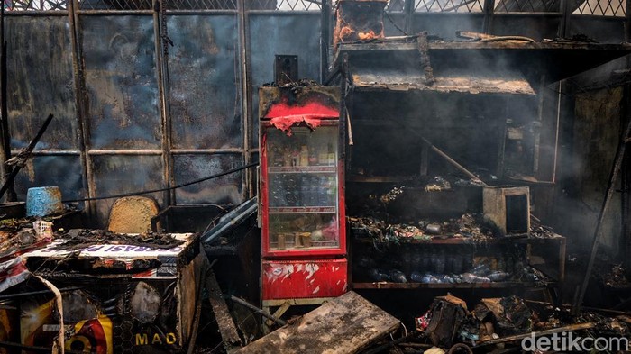 Kebakaran Hanguskan Bangunan di Jembatan Besi Jakbar