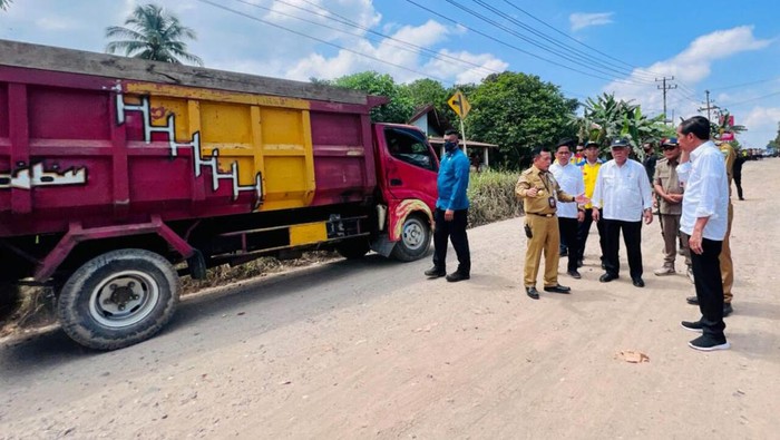 Ambil Alih Perbaikan, Ini Momen Jokowi Cek Jalan Rusak di Jambi Ambil Alih Perbaikan, Ini Momen Jokowi Cek Jalan Rusak di Jambi