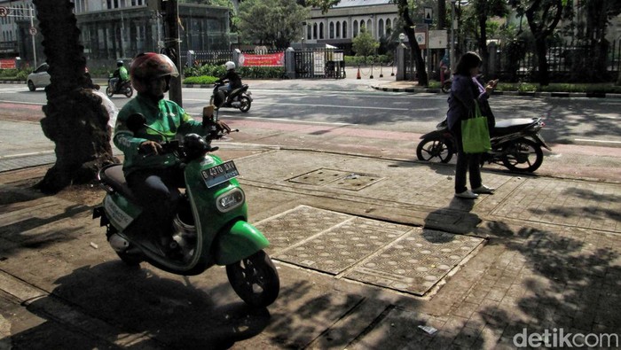 Parkir Liar di Depan Masjid Istiqlal Ditertibkan Parkir Liar di Depan Masjid Istiqlal Ditertibkan