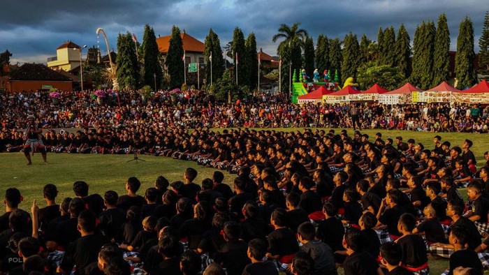 1.000 Pelajar Pentaskan Tari Kecak Kolosal di Bali 1.000 Pelajar Pentaskan Tari Kecak Kolosal di Bali
