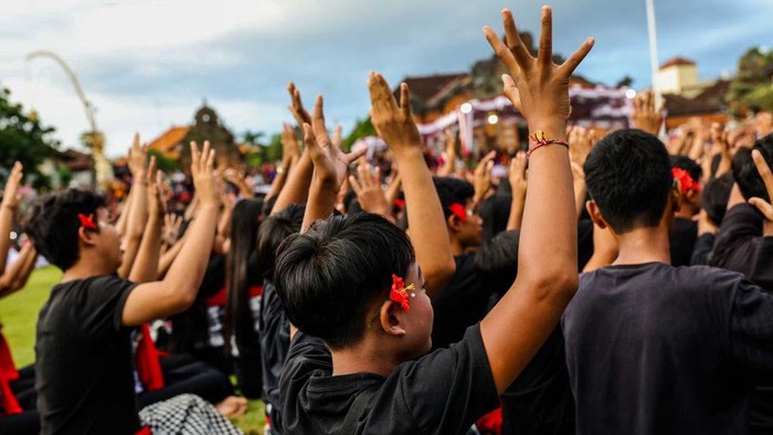 1.000 Pelajar Pentaskan Tari Kecak Kolosal di Bali 1.000 Pelajar Pentaskan Tari Kecak Kolosal di Bali