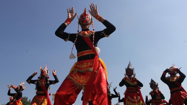 Merahkan Lapangan Pakisaji Malang, Ribuan Pelajar Bawakan Tari Topeng ...