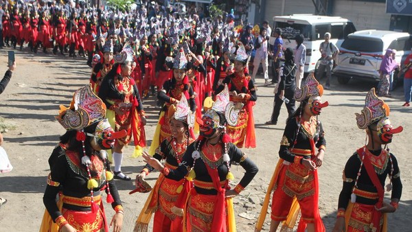 Merahkan Lapangan Pakisaji Malang, Ribuan Pelajar Bawakan Tari Topeng ...