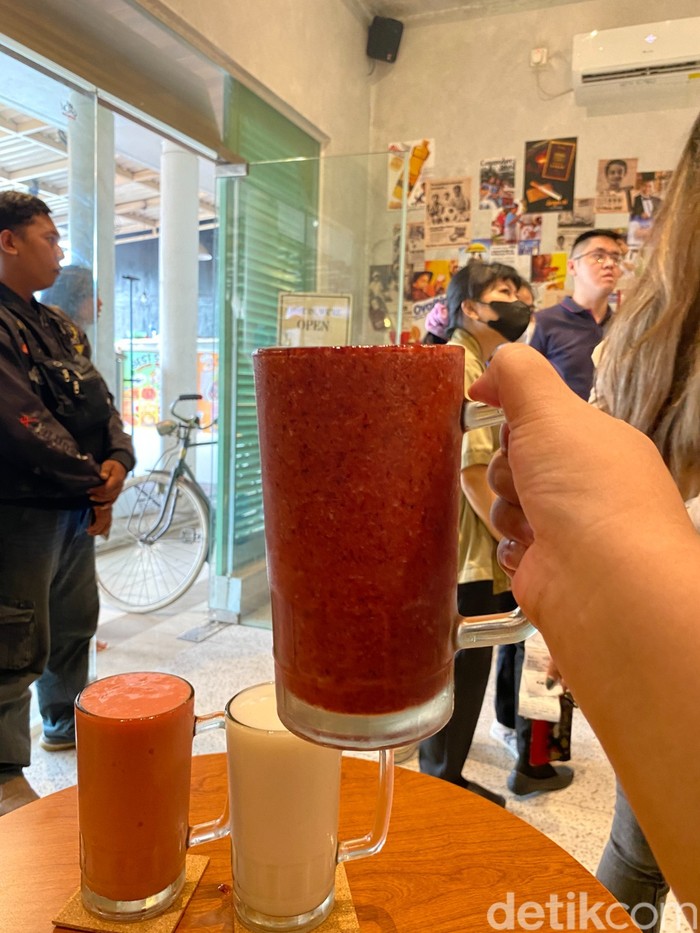 Antre 1 Jam Demi Minum Jus Buah Rp 15 Ribuan Ini