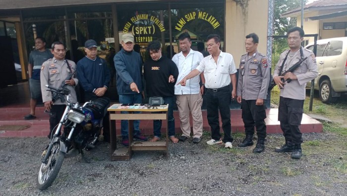 Ngaku Polisi Komplotan Pria Rampok Sopir Truk Di Simalungun
