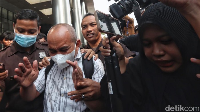 Walkot Pangkalpinang Bungkam Usai 5 Jam Diklarifikasi KPK soal Harta Walkot Pangkalpinang Bungkam Usai 5 Jam Diklarifikasi KPK soal Harta