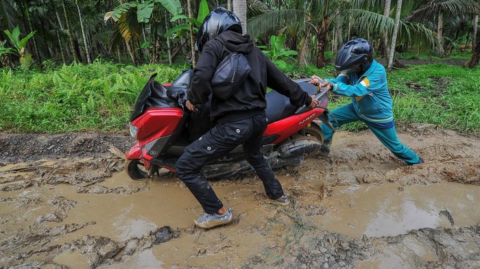 Duh... Jalan di Tanjung Jabung Timur Jambi Rusak dan Becek Duh... Jalan di Tanjung Jabung Timur Jambi Rusak dan Becek