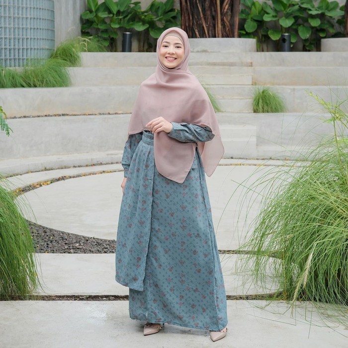 10 Potret Memesona Natasha Rizki Istri Desta dalam Busana Muslimah