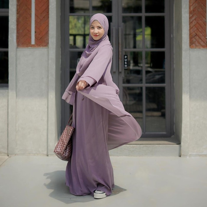 10 Potret Memesona Natasha Rizki Istri Desta dalam Busana Muslimah