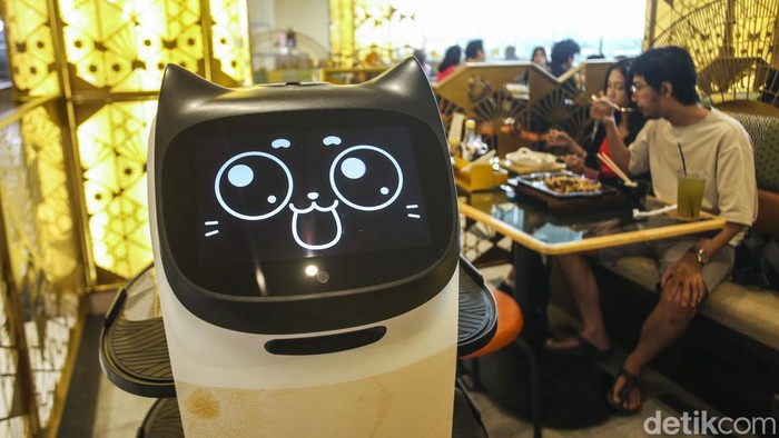 Asyiknya Makan Diantar Robot di Zenbu Tanjung Barat