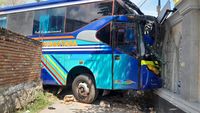 8 Orang Luka-luka dalam Kecelakaan Bus yang Tabrak Mobil dan Masjid