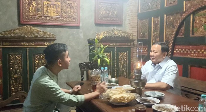 Momen Akrab Prabowo-Gibran Ngobrol 4 Mata di Angkringan Solo