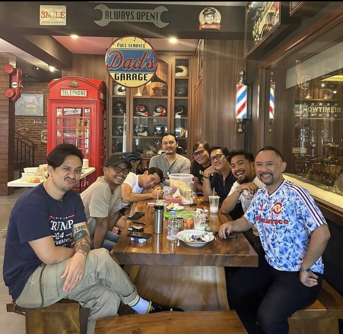 Kompaknya Vincent Rompies saat Makan Bareng Geng Motor The Prediksi