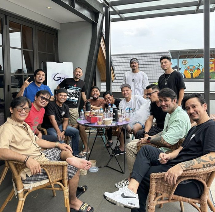 Kompaknya Vincent Rompies saat Makan Bareng Geng Motor The Prediksi