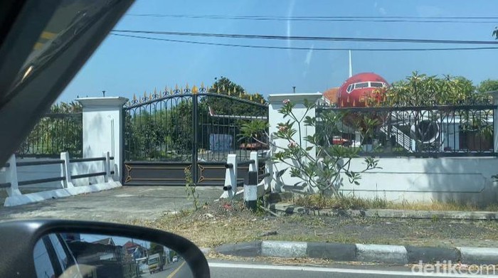 Alasan Sultan Nganjuk Parkir Pesawat Depan Rumah Alasan Sultan Nganjuk Parkir Pesawat Depan Rumah