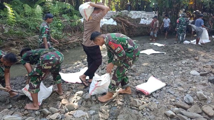 Cegah Banjir, Satgas Yonarmed 1 Kostrad Bangun Tanggul Sungai Cegah Banjir, Satgas Yonarmed 1 Kostrad Bangun Tanggul Sungai