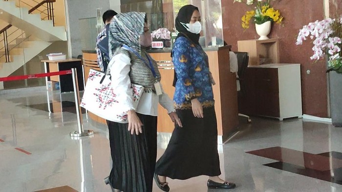 Reihana Kadinkes Lampung Tak Lagi Tutupi Wajah Pakai Majalah di KPK Reihana Kadinkes Lampung Tak Lagi Tutupi Wajah Pakai Majalah di KPK