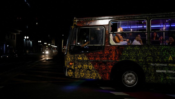 Keren! Bus di Sao Paulo Brasil Disulap Jadi Panggung Konser Berjalan