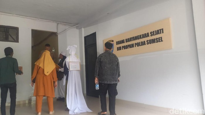 Potret Tersangka Pencabulan Berkostum Pocong Datangi Polda Sumsel